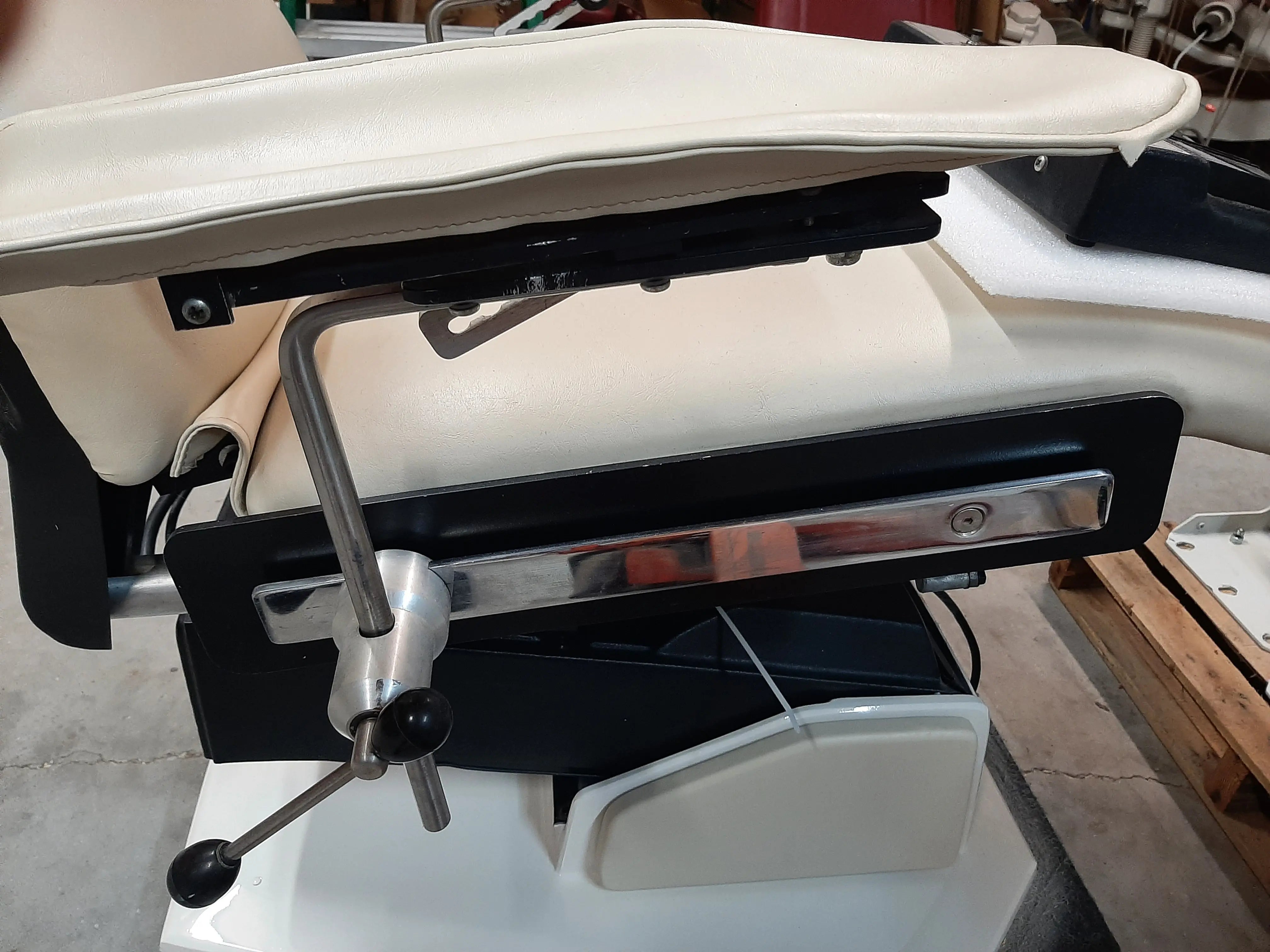 Boyd Oral Surgery Patient Chair Refurbished Cream – ABCDentalworks